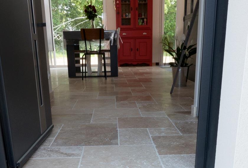Travertin: 3 idées pour poser cette pierre naturelle dans votre maison